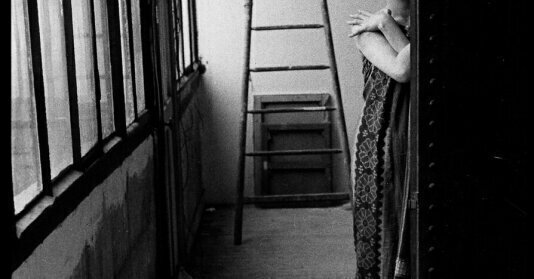 Portrait de la chanteuse interprete francaise Barbara chez elle de ...